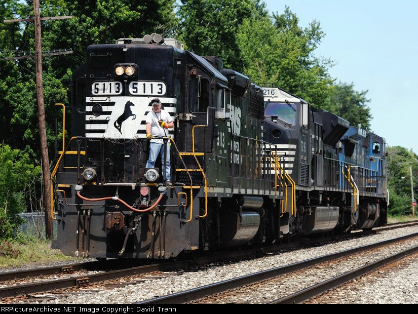 NS 5113 leads NS 7216 & NS 8415 back onto NS 62M